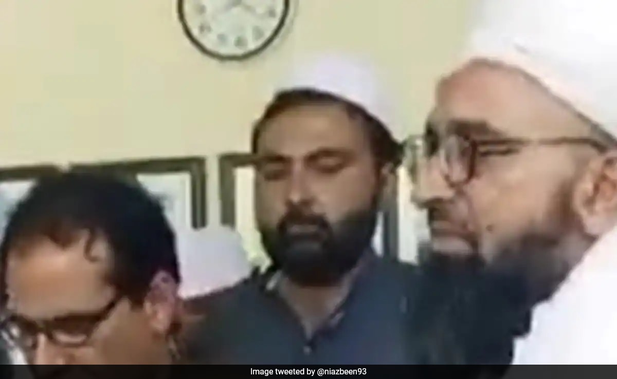 Pak Professor Forced To Reject Darwin's Theory, Say "Women Inferior To Men"