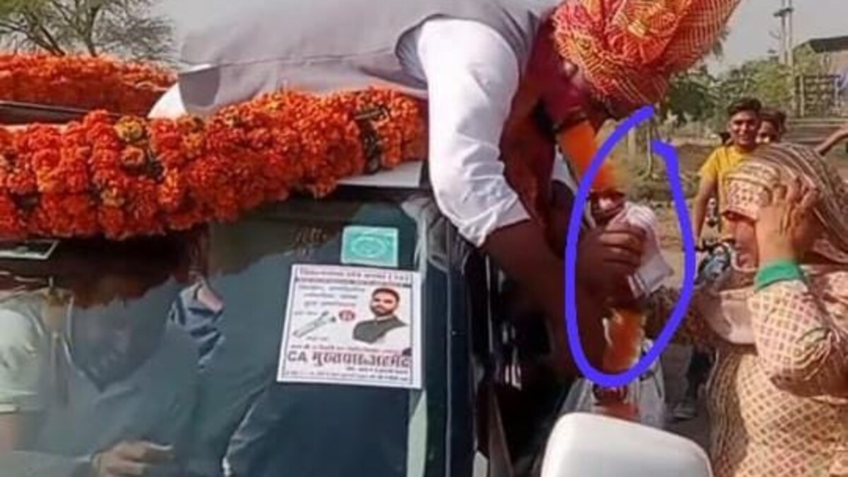 Rajasthan Election 2023 वोटरों को पैसे बांटते पकड़े गए नेताजी सोशल 9398
