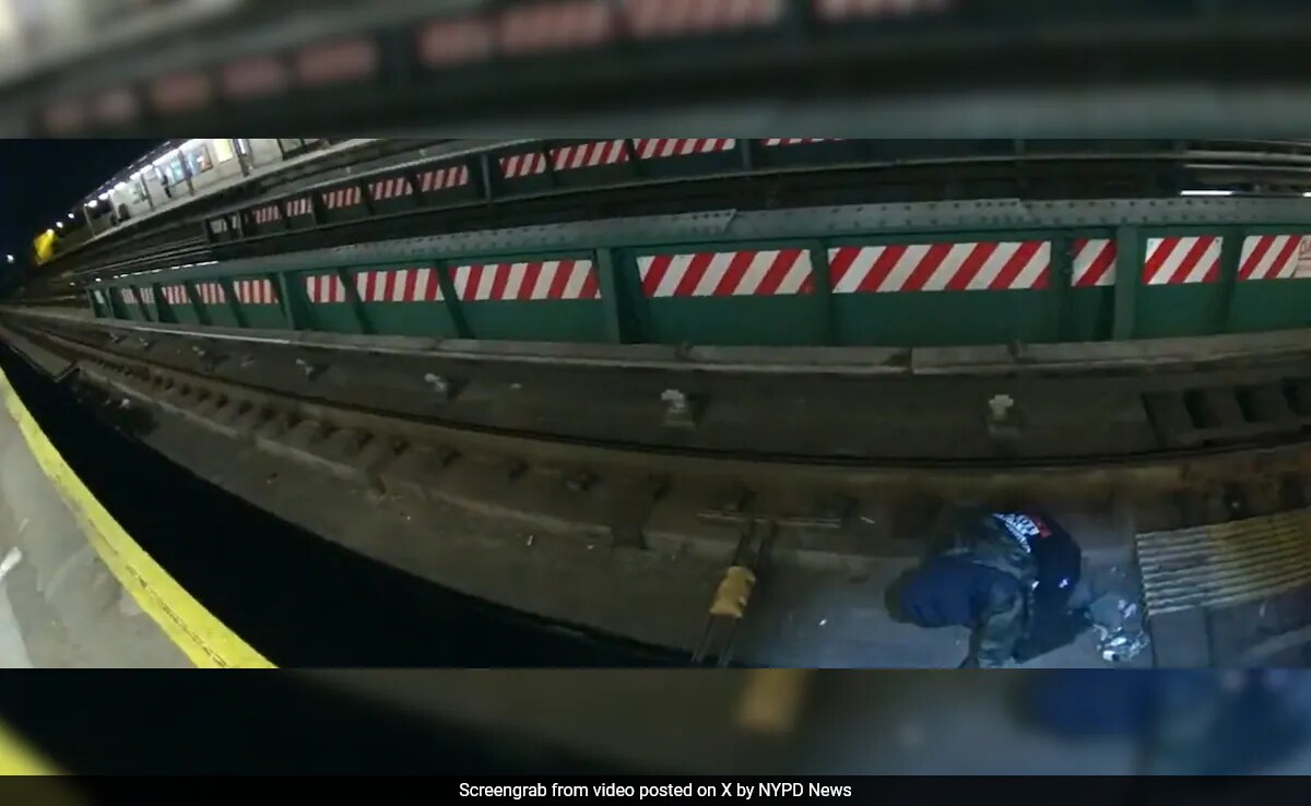 On Camera: US Man Falls On Subway Tracks Moments Before Train Arrival, Here's What Happens Next