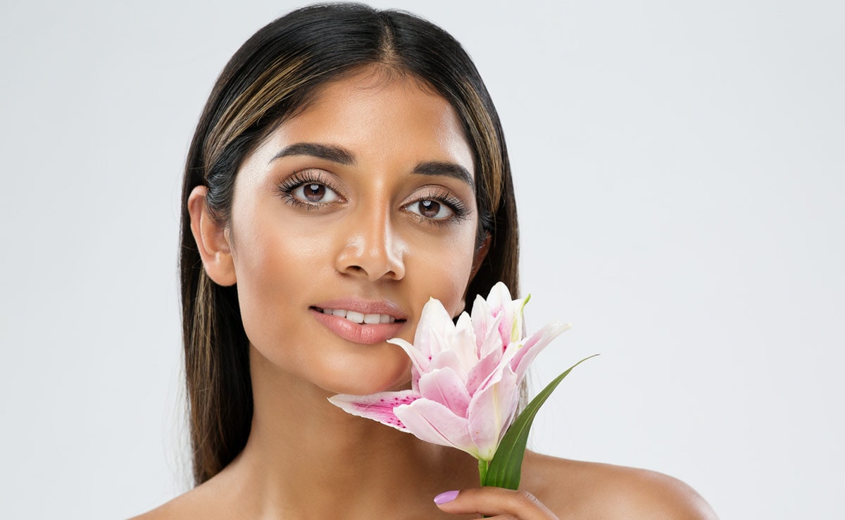 पार्लर से फेशियल कराने के बजाय घर पर लगाकर देख लीजिए ये फूल, निखार देते ...