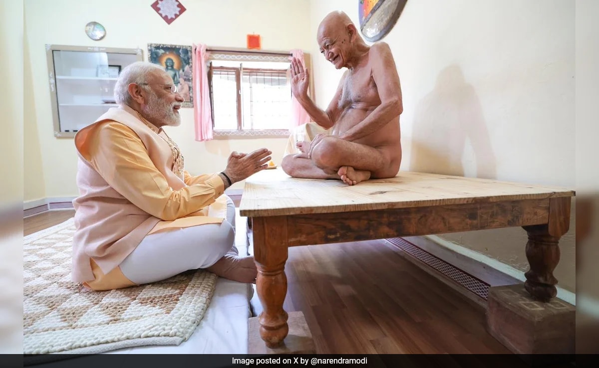 PM Modi Offers Prayers In Chhattisgarh's Maa Bamleshwari Temple, Meets ...