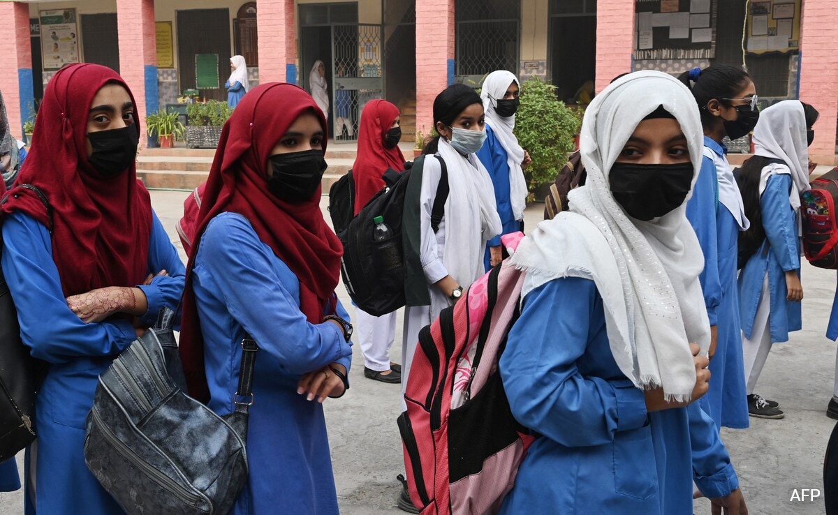 Students Ordered To Wear Masks In Pakistan's Smog-Hit Lahore