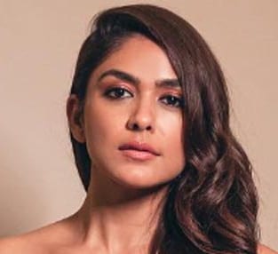 Mrunal Thakur Instagram | Know All About Mrunal Thakur Instagram at ...