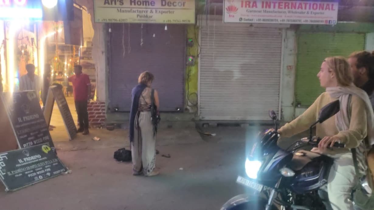 Ajmer News: विदेशी महिला पर्यटक ने नशे की हालत में अश्लील हरकत कर जमकर मचाया हंगामा, पुलिस ने ...