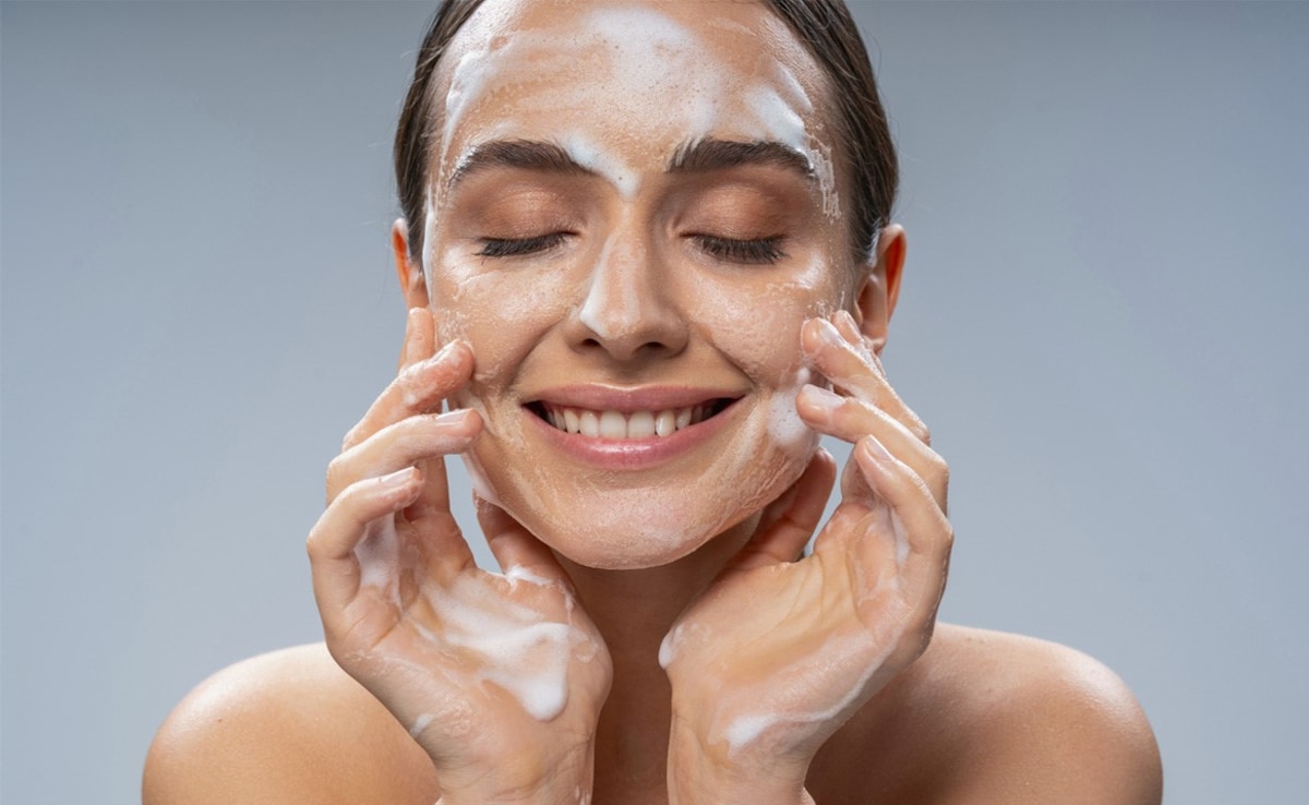 चेहरे को साबुन से धोएं या फेसवॉश से किससे मिलेगा फेस को नैचुरल ग्लो ...