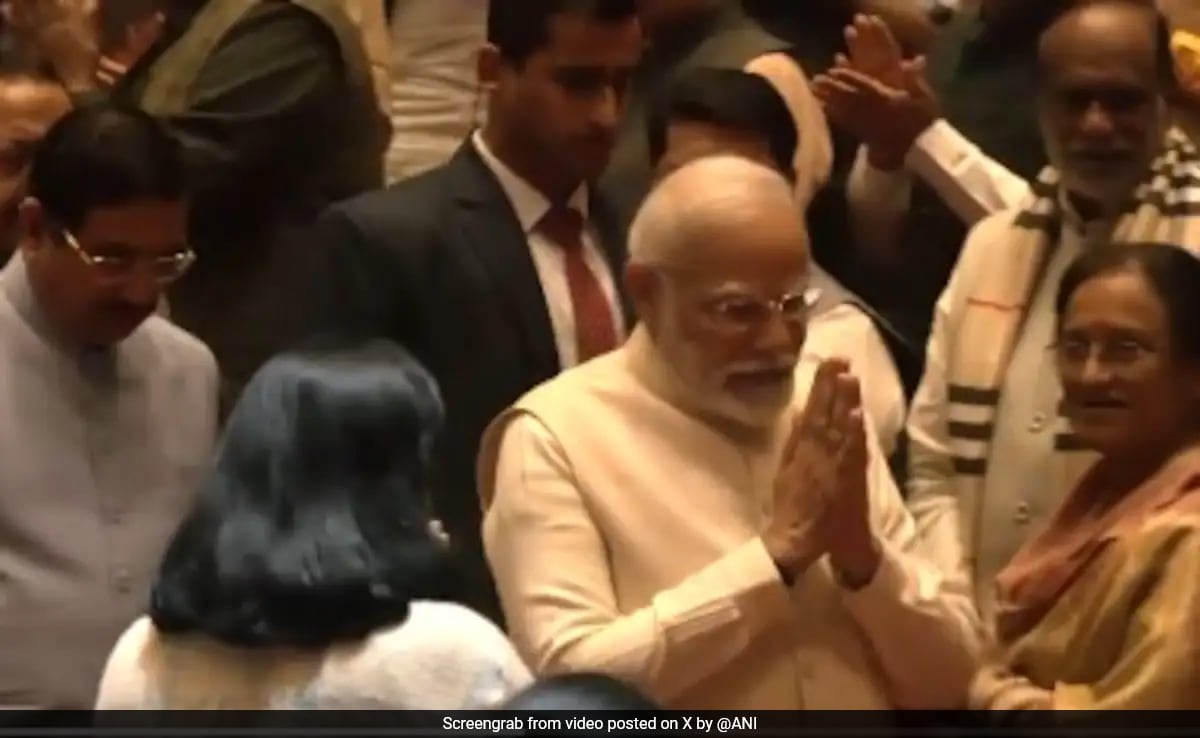 PM Modi Gets Grand Welcome At BJP's Parliamentary Meet After 3 States Win