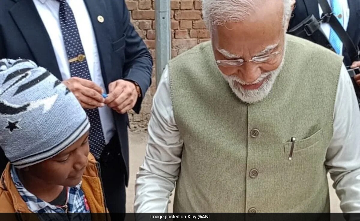 Prime Minister Narendra Modi Takes Selfies, Gives Autographs To ...
