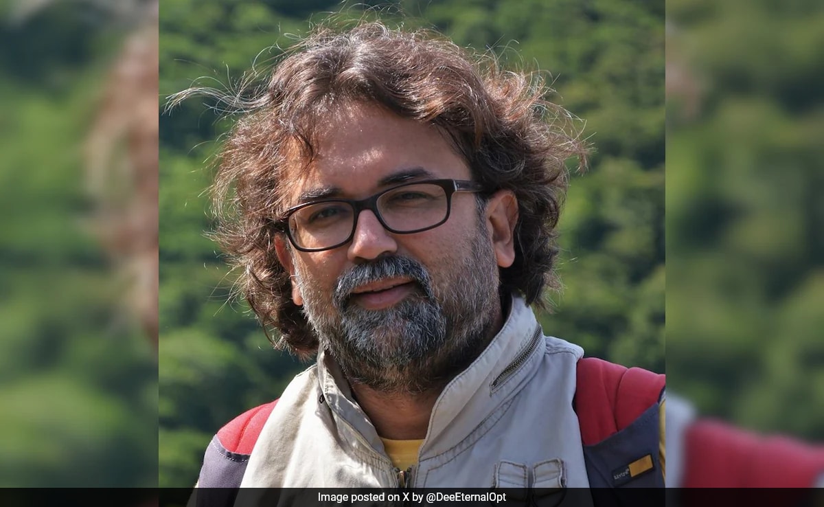IIT Kanpur Professor Sameer Khandekar Collapses On Stage While Delivering Lecture, Dies