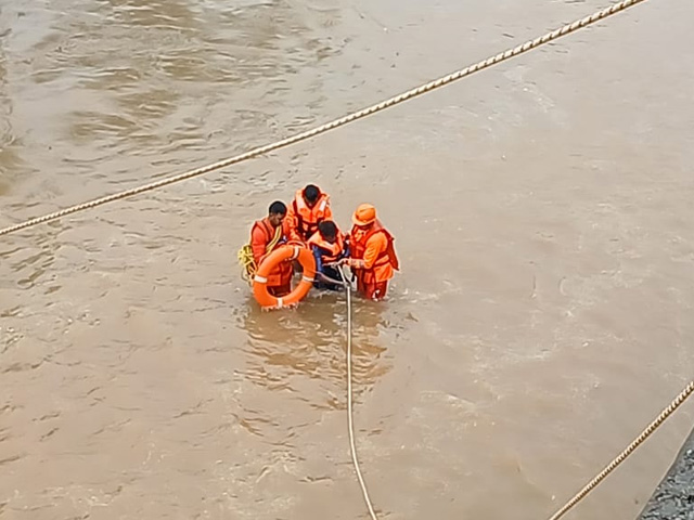 NDRF Team Leads Daring Rescue Operation In Flood-Hit Districts Of Tamil ...