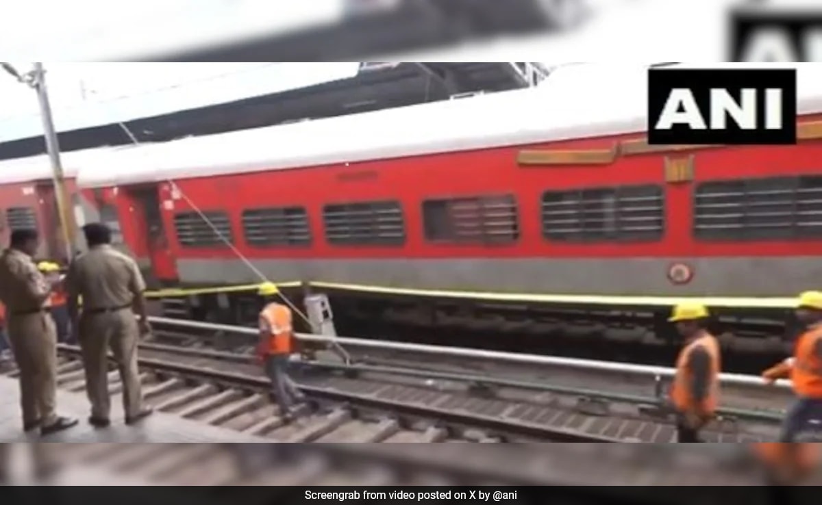 Video: 3 Coaches Of Charminar Express Derail At Nampally Railway ...