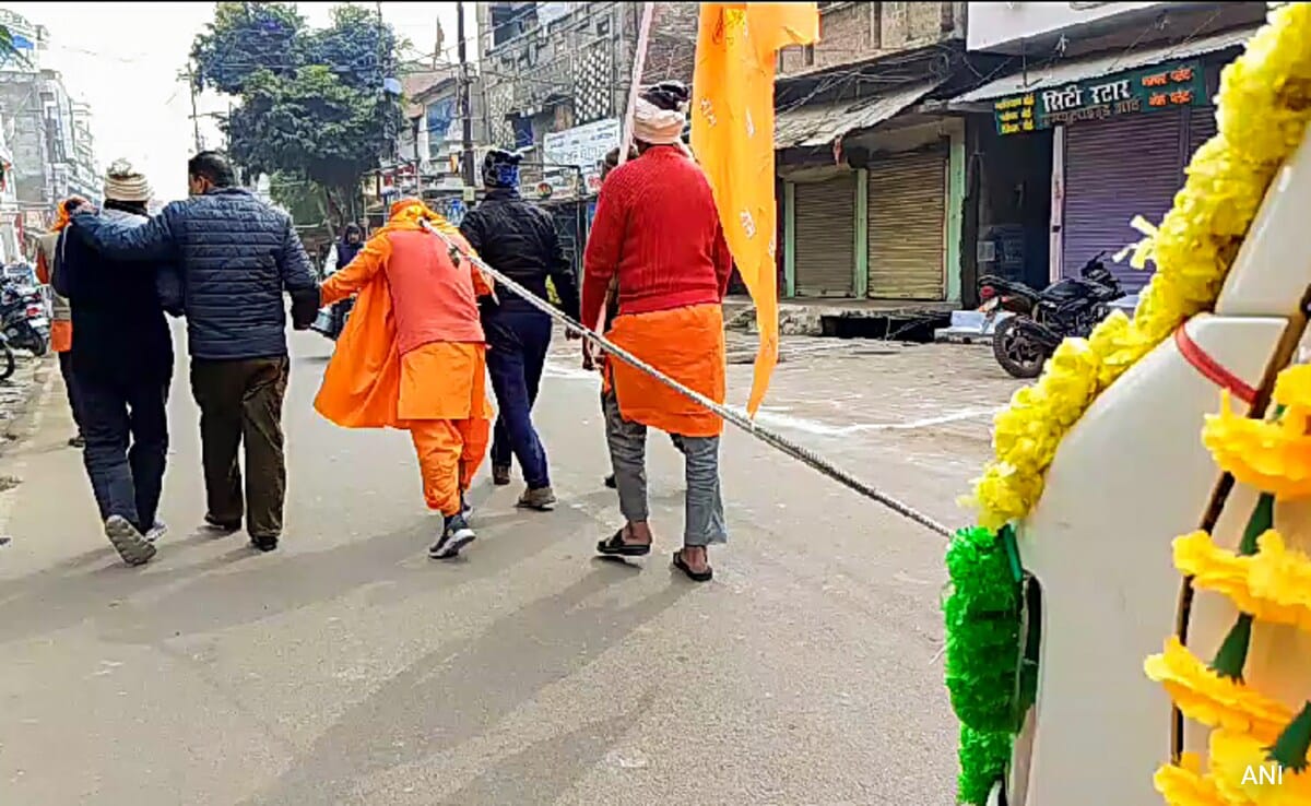 Ram Temple: Seer Pulls Lord Ram Chariot With His Hair Over 566 Km To ...