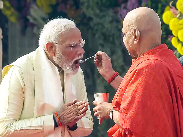 What PM Modi Told A Spiritual Guru while Breaking Fast After Ram Temple ...