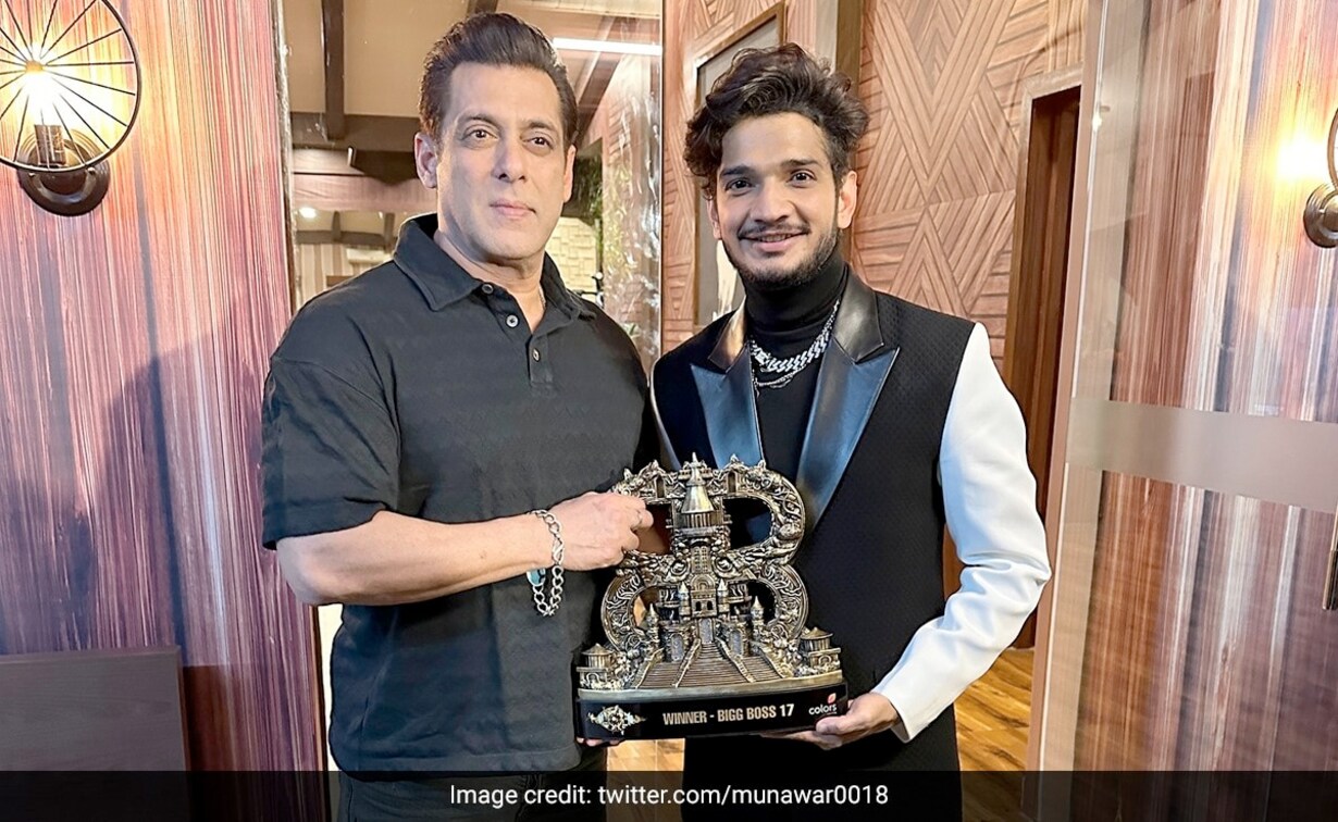 Bigg Boss 17 बिग बॉस जीतने के बाद मुनव्वर फारूकी ने अपनी मां को किया