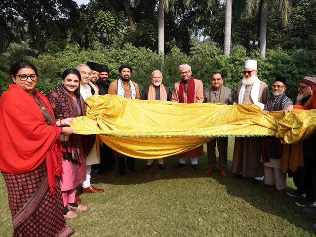 PM Modi Meets Muslim Delegation, Presents ' Chadar ' To Be Placed At ...
