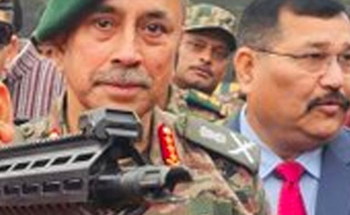 Video: Yogi Adityanath Inspects Assault Rifle At 'Know Your Army' Festival In Lucknow