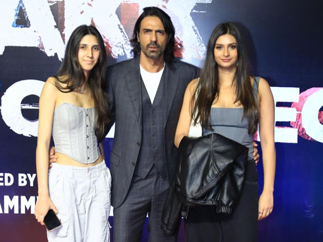 Arjun Rampal Poses With Gabriella, Mahikaa-Myra At Crakk Screening