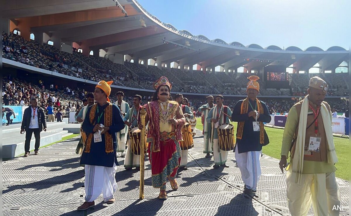 Sloganeering, Traditional Dances And Sprinkling Of Arabic At Ahlan Modi