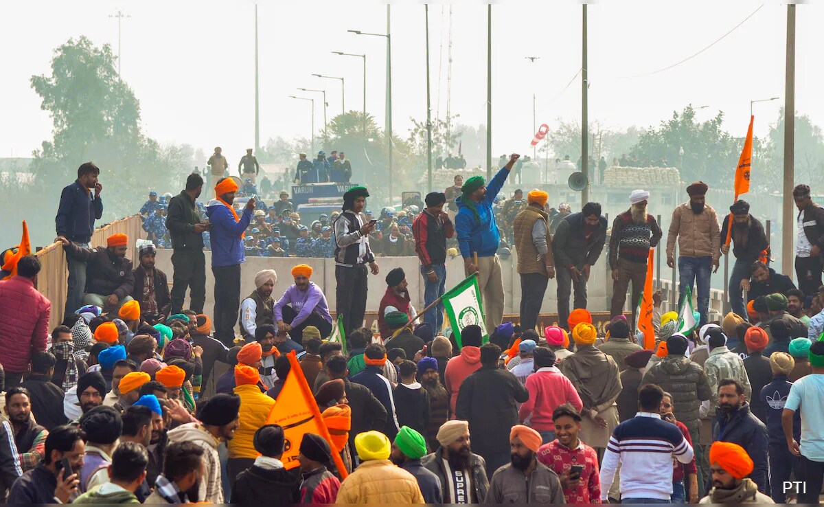 Farmers March: People Cross Delhi-Haryana Border On Foot As Cops Stop ...