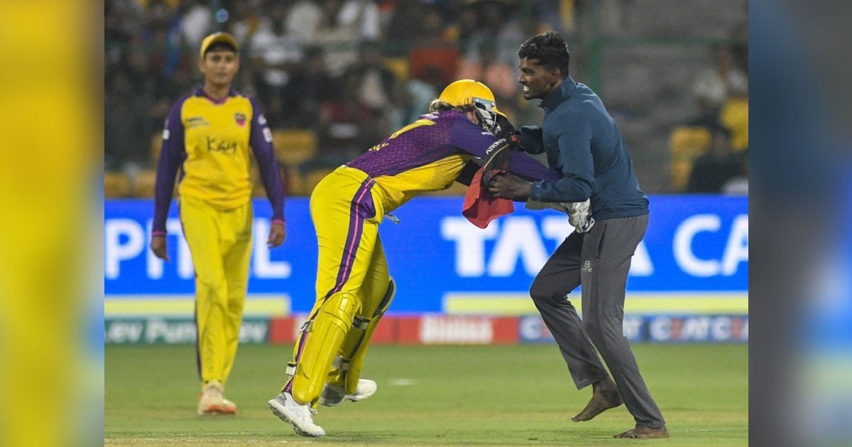 Australia Star Alyssa Healy Tackles Pitch Invader During WPL Match