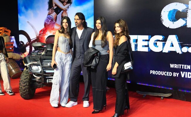 Arjun Rampal Poses With Girlfriend Gabriella, Daughters Mahikaa And ...