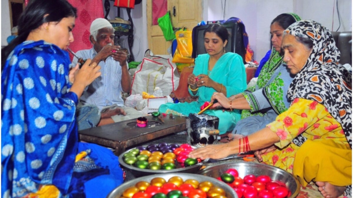 राजस्थान: होली से पहले जयपुर में पारंपरिक 'गुलाल गोटा' की तैयारियां ...