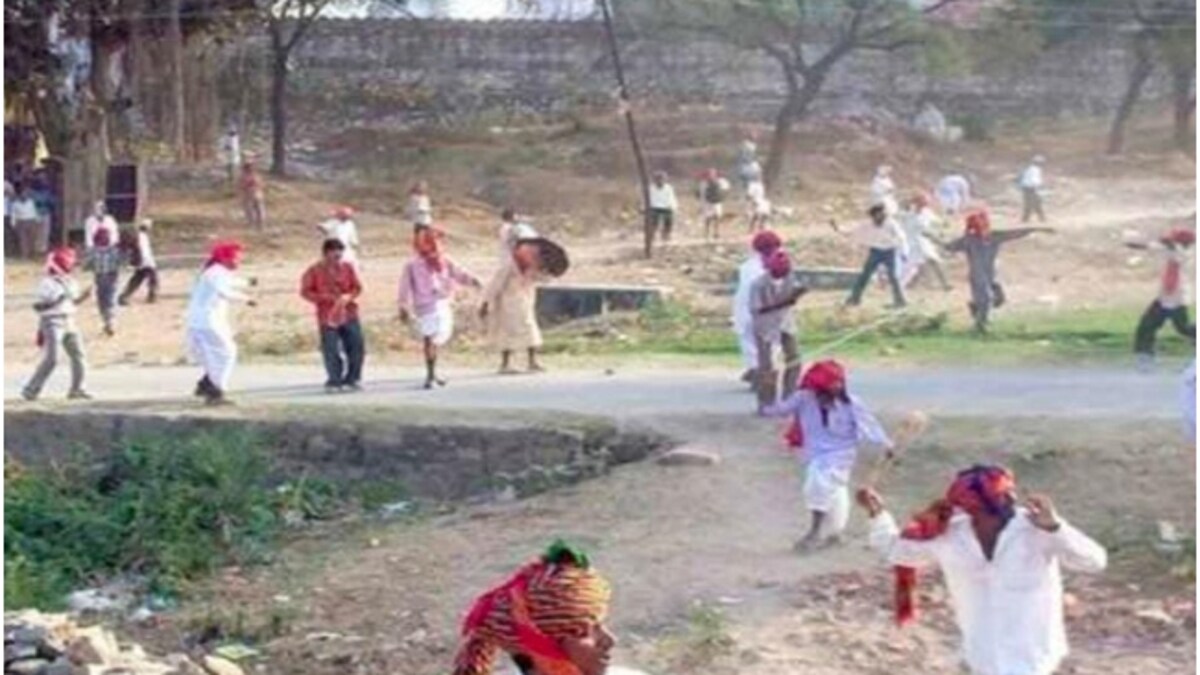 Holi in Rajasthan: होली पर वागड़ की अनूठी परंपरा, जहां पत्थरों से खेली ...