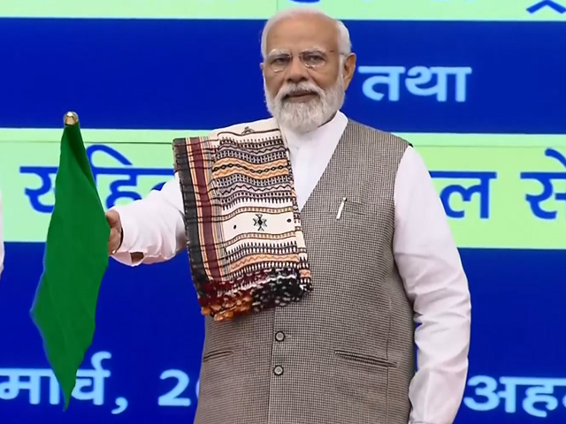 PM Modi Flags Off Vande Bharat Trains For 10 Different Routes From ...