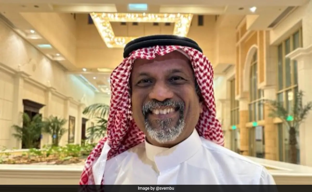 Zoho CEO Sridhar Vembu Wears 'Thawb' In Saudi Arabia, Shares Pics