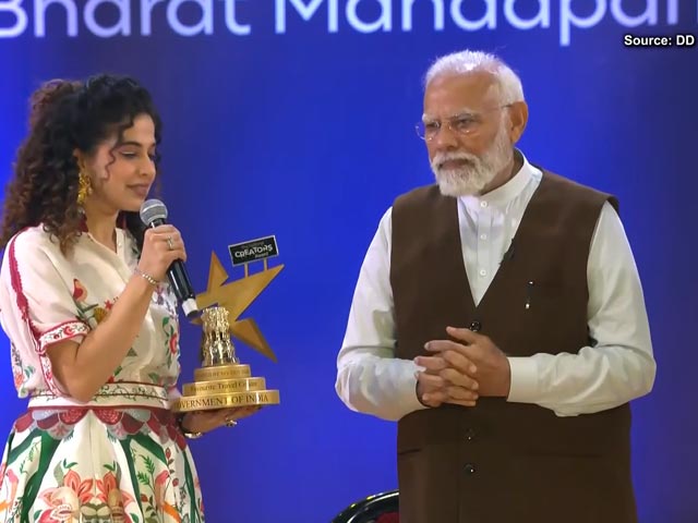 Kamiya Jani Receives Best Travel Creator Award From PM Narendra Modi