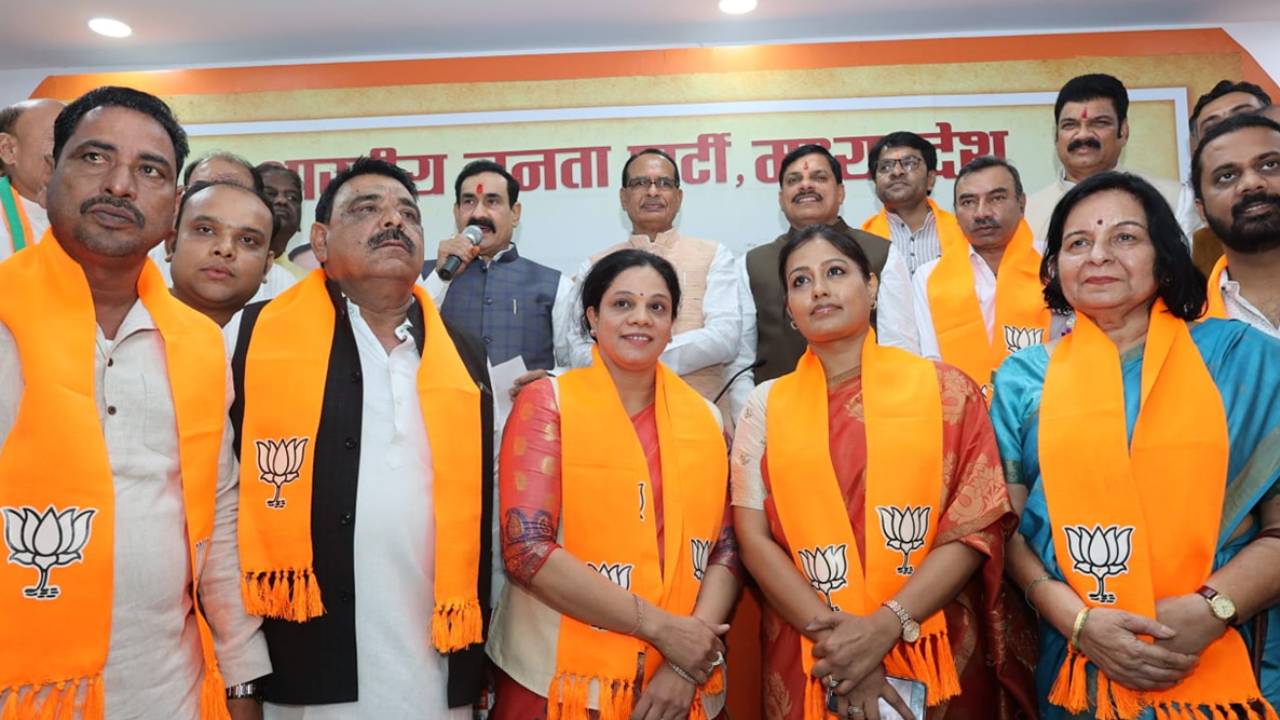 कांग्रेस और कमलनाथ को फिर बड़ा झटका पूर्व विधायक सहित कई बड़े नेता