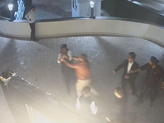 CCTV में कैद : Uttar Pradesh में व्यवसायी ने शख्स को 5 Star Hotel की छत ...