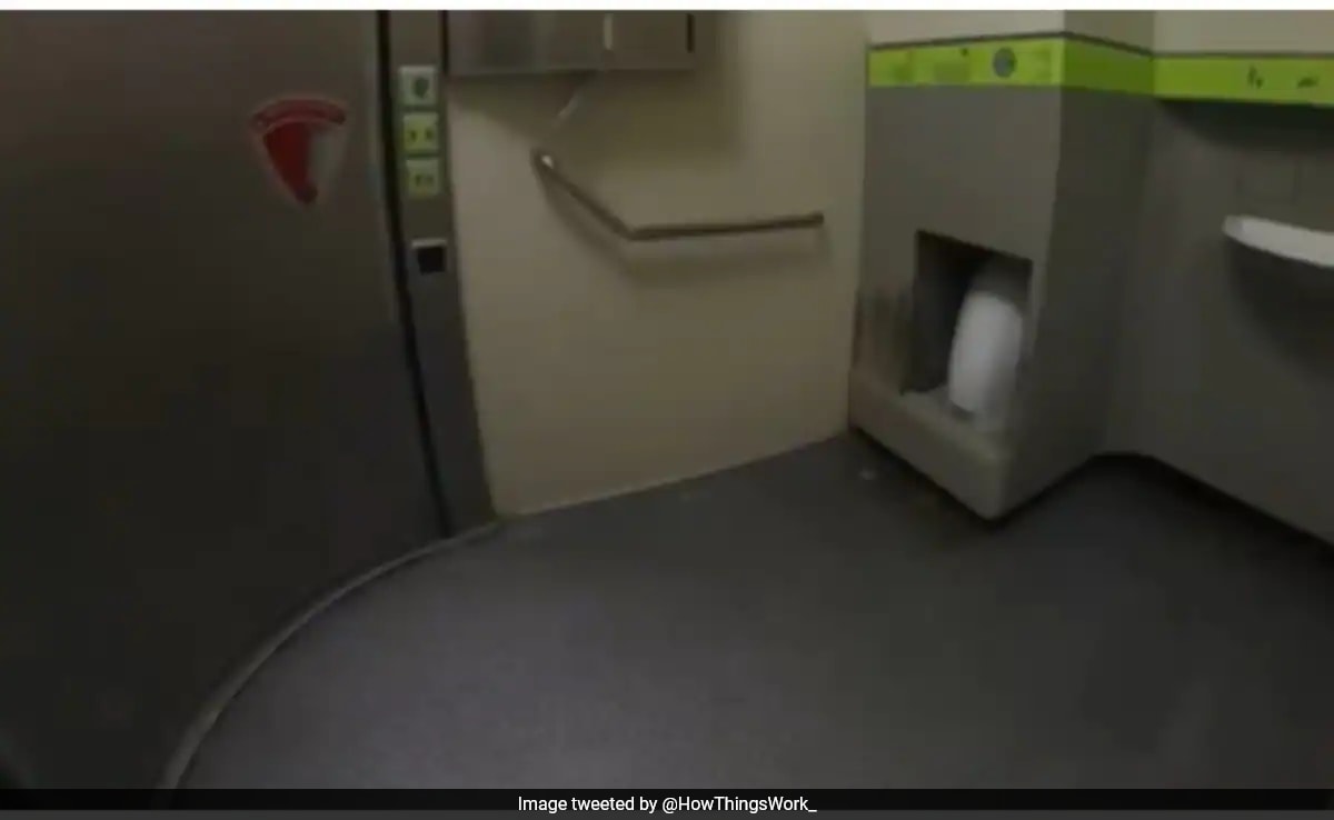 Intriguing Video Shows How A Self Cleaning Public Toilet In Paris Works