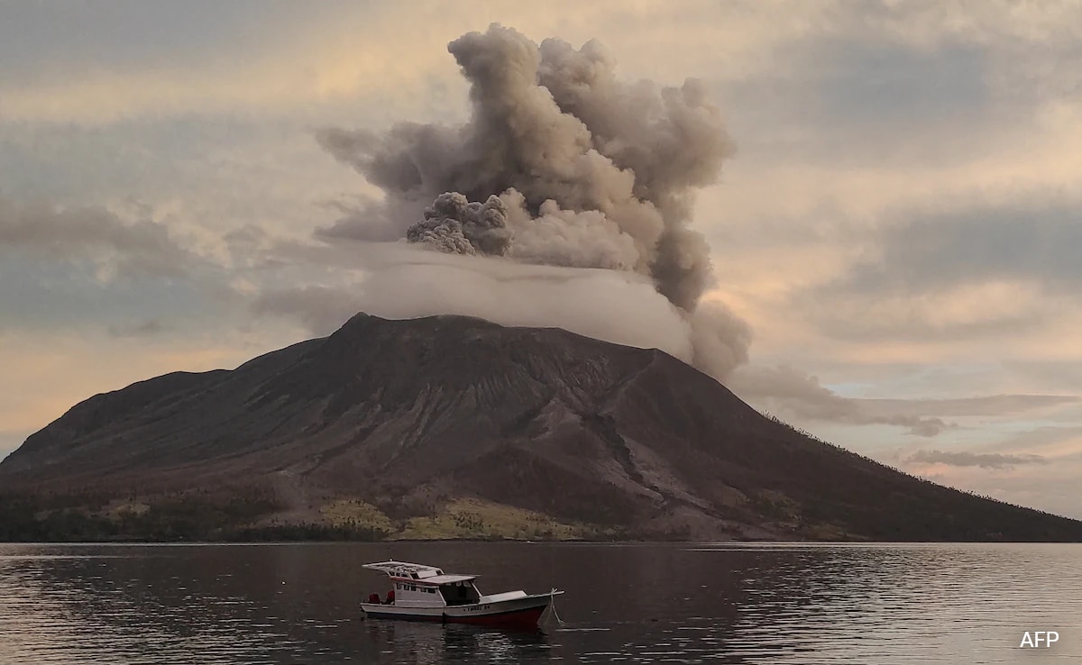 Remote Indonesia Volcano Erupts Again After Thousands Evacuated