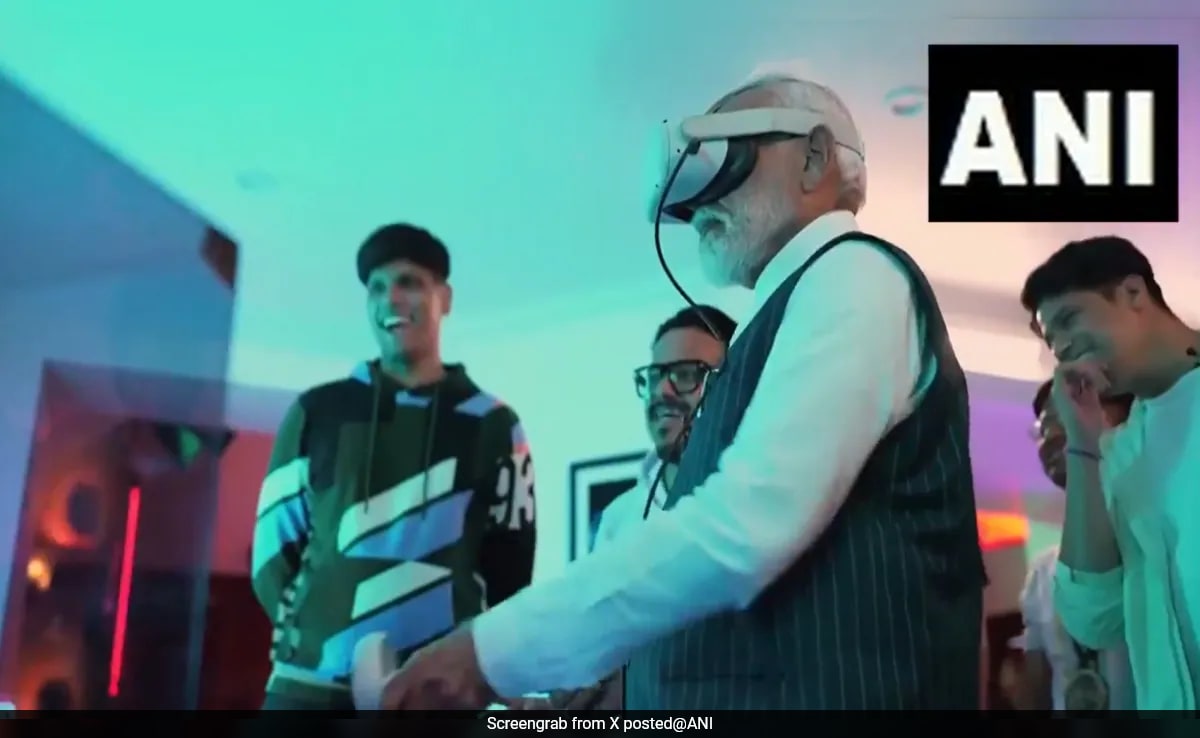 Watch: PM Modi Interacts With India's Top Gamers, Tries Virtual Reality ...