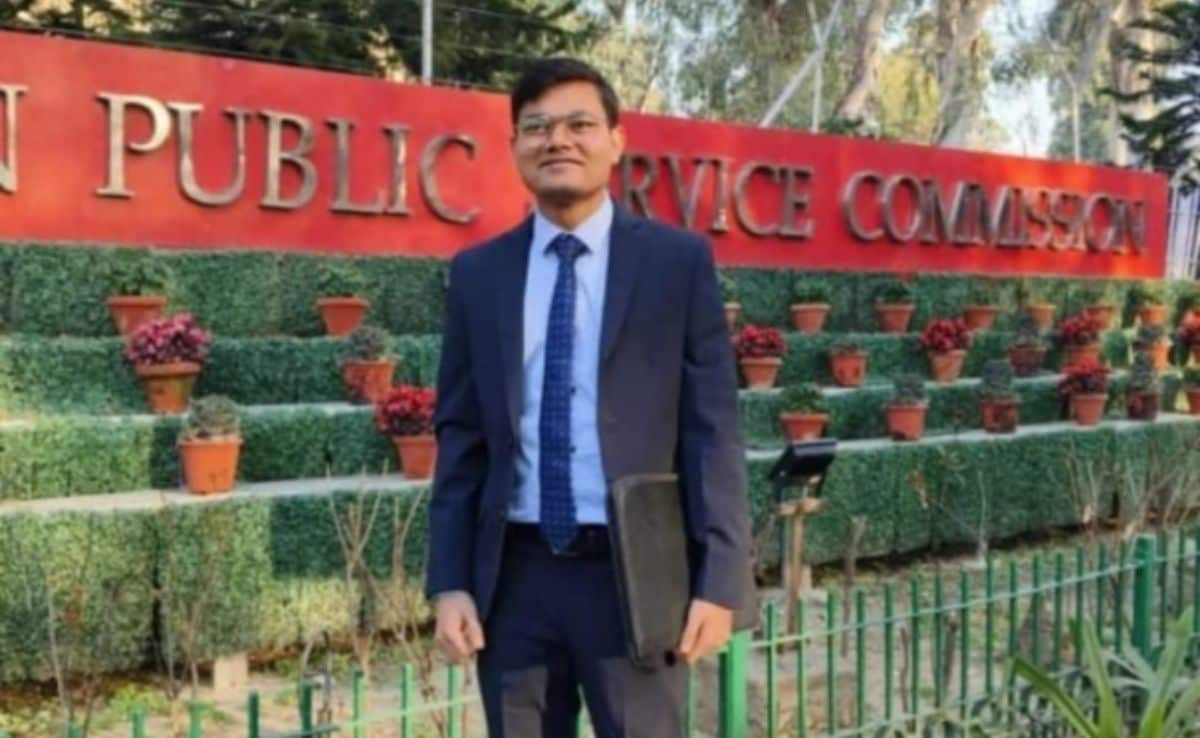 Son Of A Poor Farmer Pawan Kumar Achieves His Upsc Dream Ranks 239