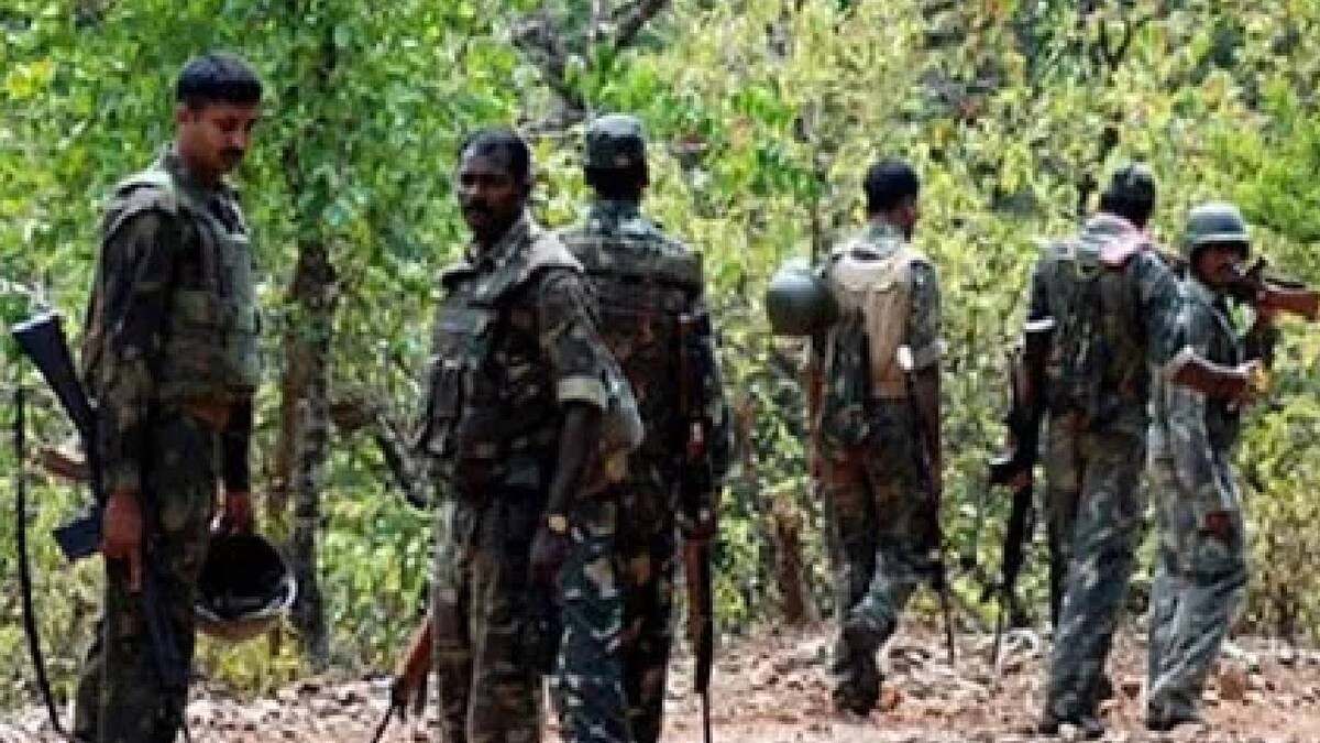 Naxal Encounter: कांकेर में पुलिस और नक्सलियों के बीच मुठभेड़ जारी, रुक ...