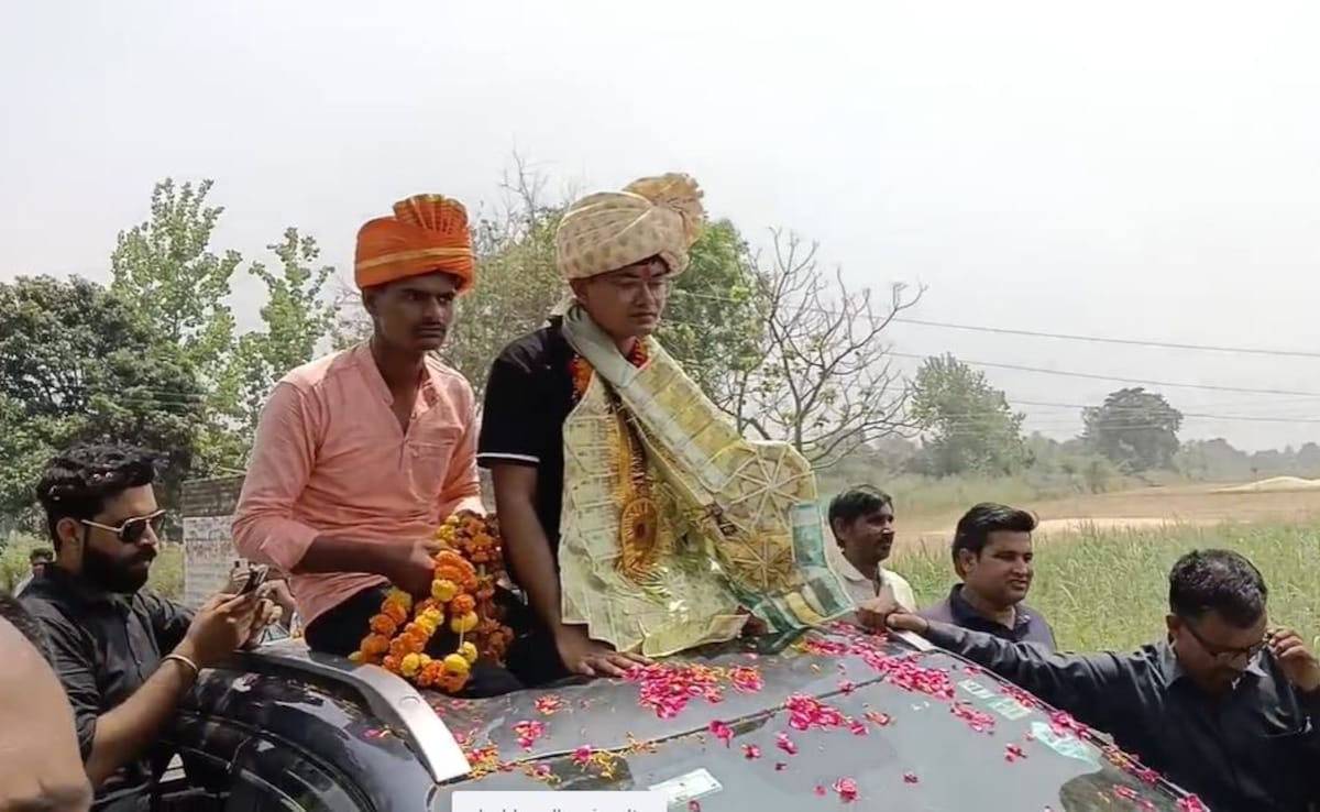 Video : गाड़ियों का काफिला और नोटों की माला, UPSC क्लीयर करने वाले पवन ...