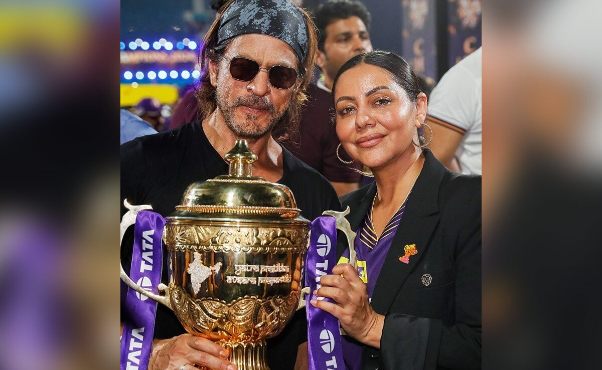SRK And Fam Celebrating KKR's Victory