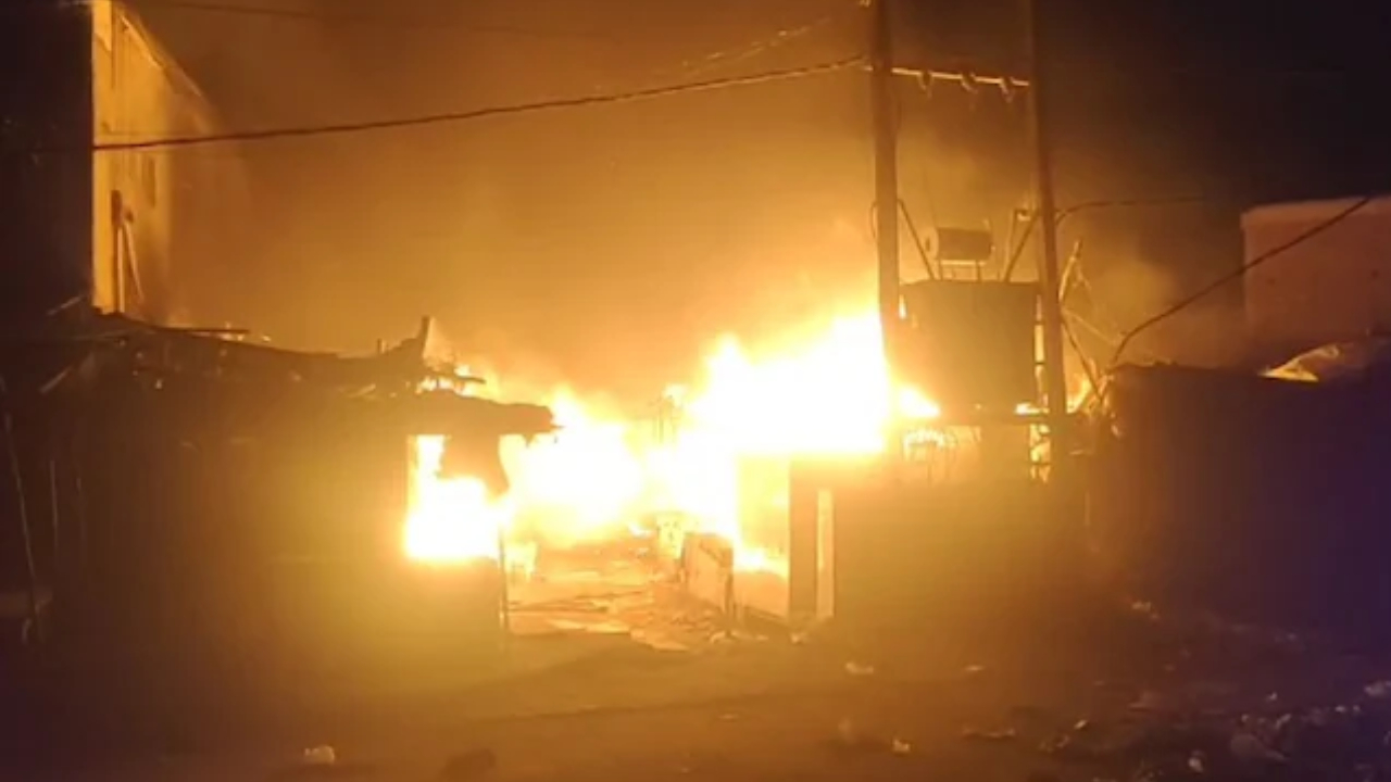 Bhind Vegetable Market Fire: भिण्ड के सब्जी मंडी में लगी भीषण आग, लाखों ...