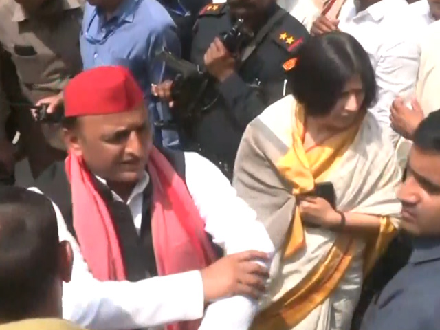 Lok Sabha Election 2024: Akhilesh Yadav, Wife Dimple Yadav Cast Vote In ...
