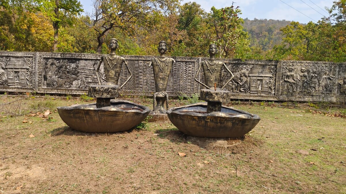 Manendragarh: बस्तर आर्ट के नाम पर मजाक, पोड़ी चौक पर पत्थर की जगह लगा ...