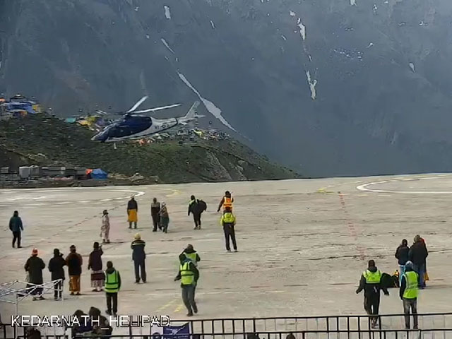 Video: En Route Kedarnath, Chopper Goes Into Tailspin, People Run Away