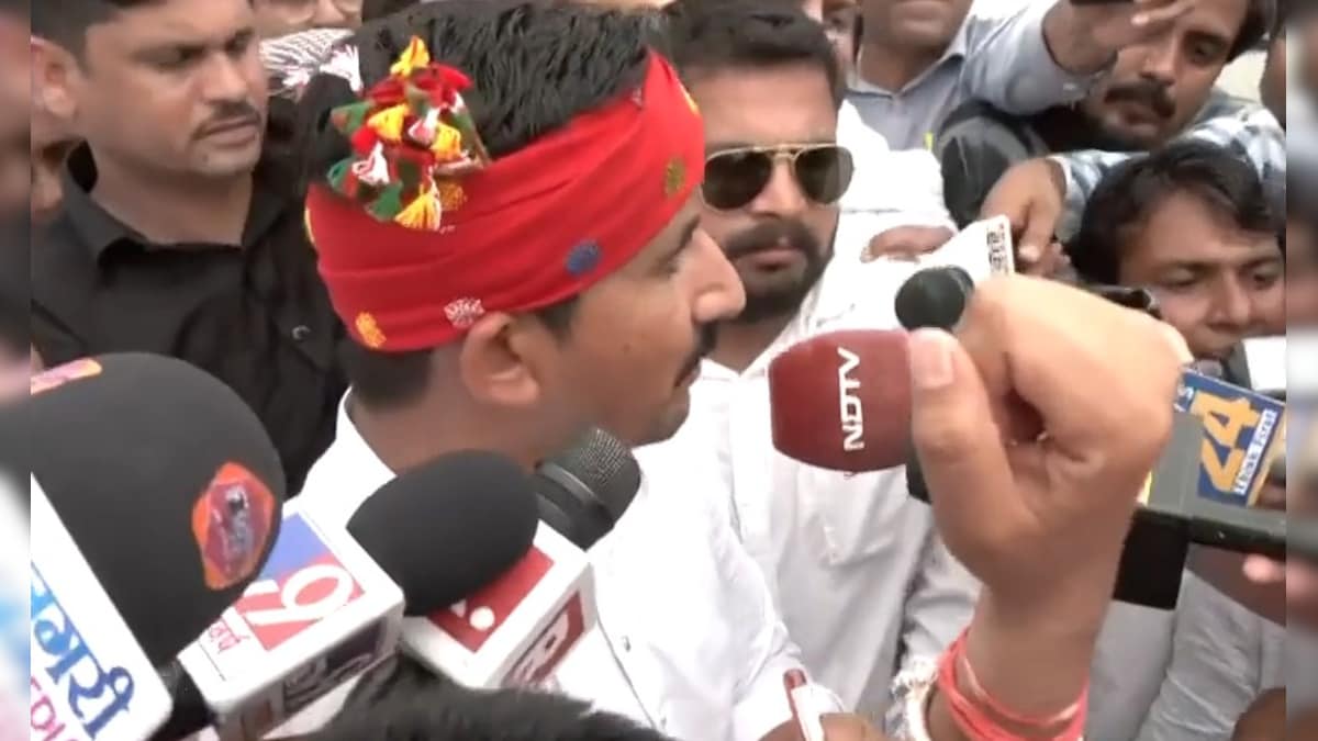 ब्लड सैंपल देने मदन दिलावर के घर जा रहे राजकुमार रोत को पुलिस ने रोका ...