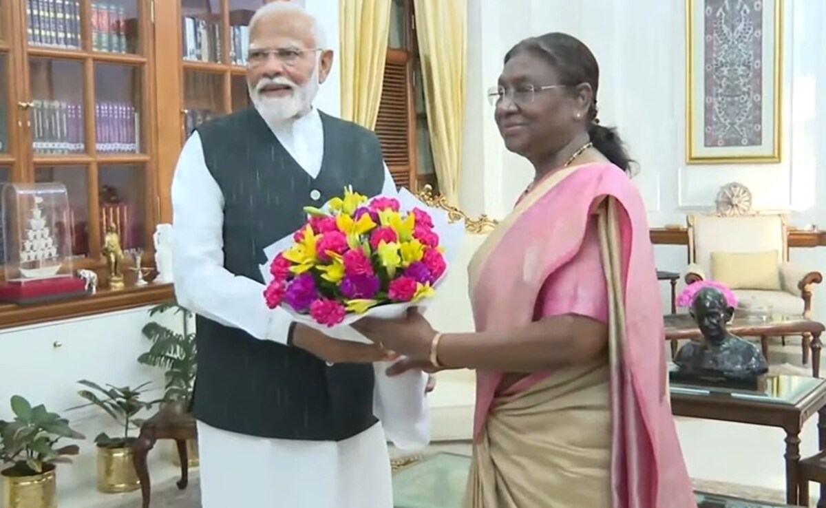 PM मोदी ने राष्ट्रपति से मिलकर पेश किया नई सरकार बनाने का दावा | PM ...