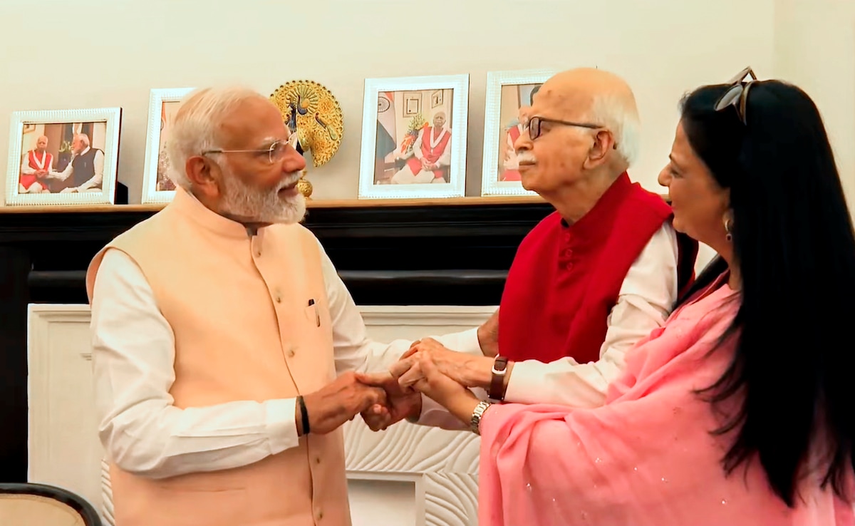 आडवाणी और PM मोदी के आत्मीय रिश्ते को बयां करती ये PHOTOS | Narendra ...