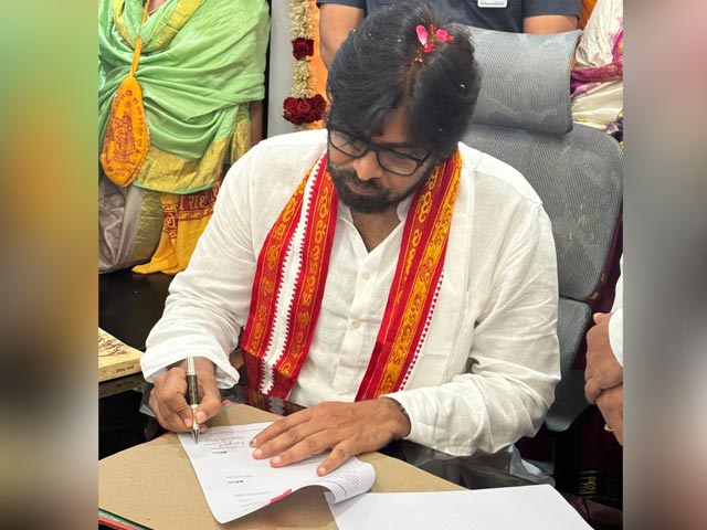 Pawan Kalyan Signs First File With Pen Gifted By Brother Chiranjeevi ...