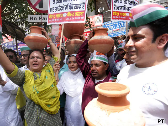 "Matka Phod" Protests By Congress Amid Water Crisis In Delhi