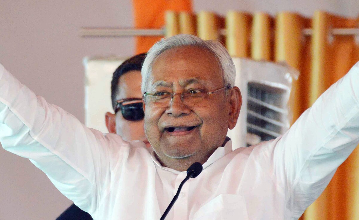 कभी सिर टकराते हैं, कभी छूते हैं पैर... आजकल नीतीश का अंदाज-ए-बयां क्यों है कुछ और | Nitish ...