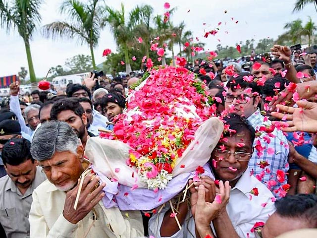 TDP Chief N Chandrababu Naidu Carries Media Baron Ramoji Rao Body For ...