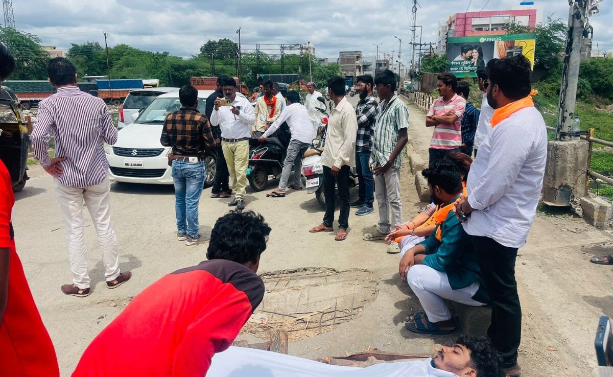 bad condition of road in beed mns protest
